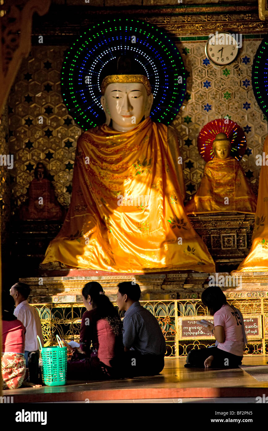 People praying at Shwedagon Paya, Yangoon, Myanmar Stock Photo - Alamy