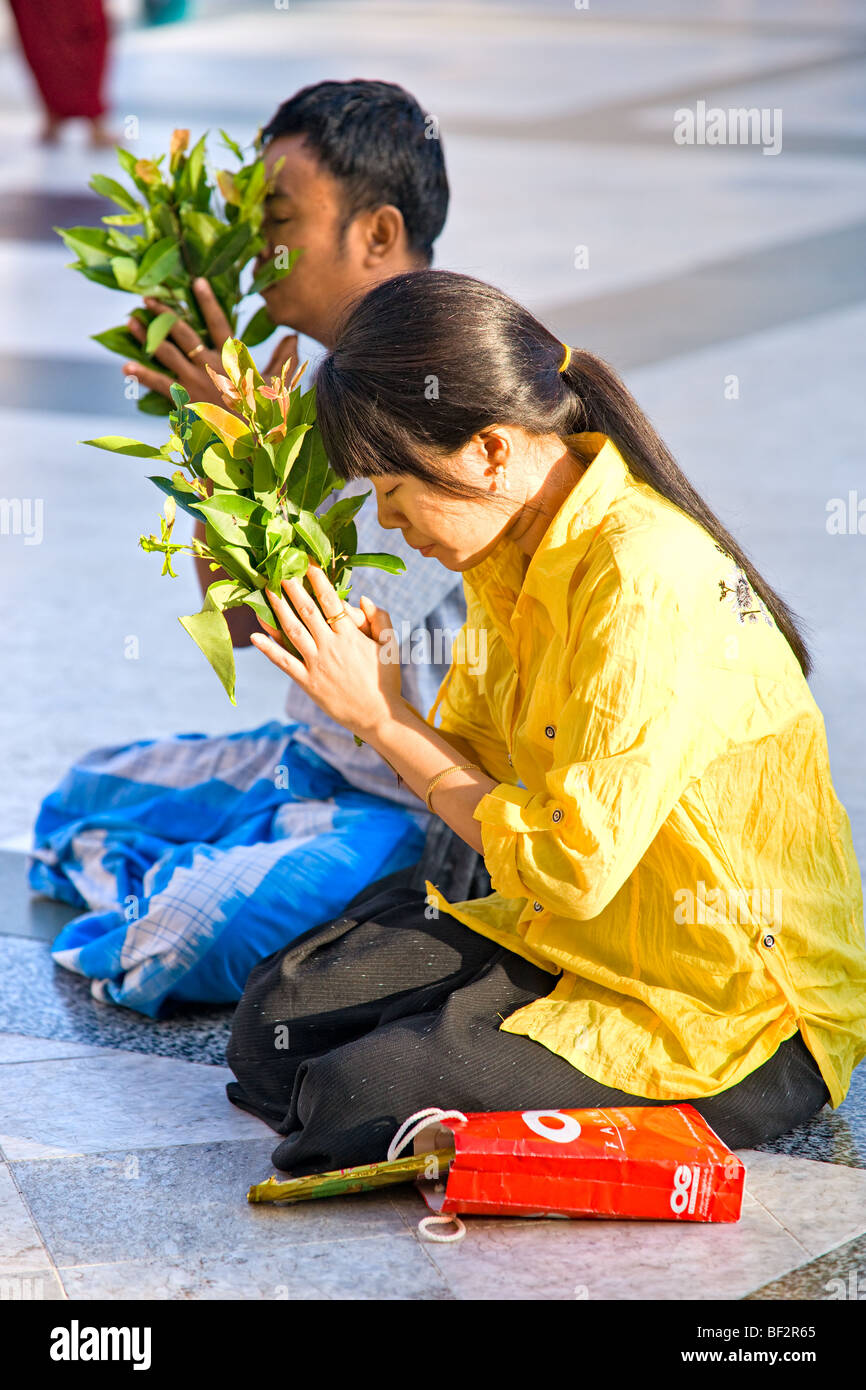 People praying at Shwedagon Paya, Yangoon, Myanmar Stock Photo - Alamy