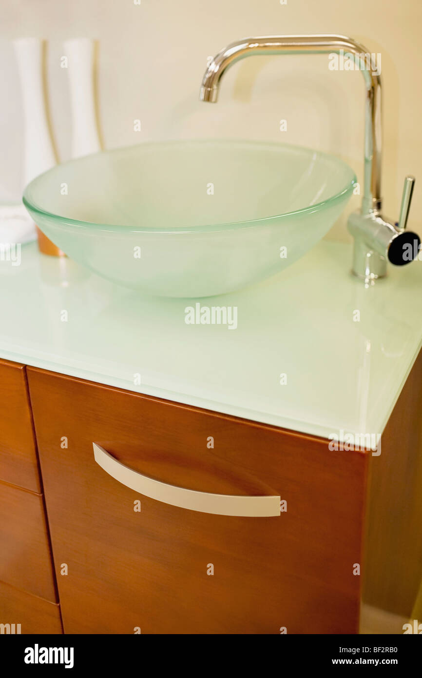 Metal locker cabinet on hi-res stock photography and images - Alamy