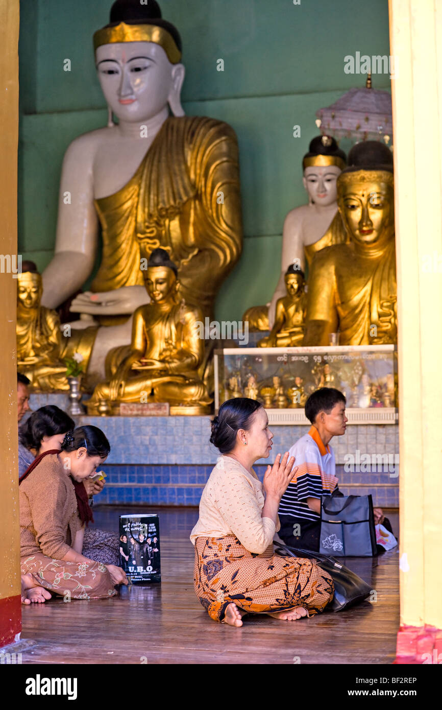 People praying at Shwedagon Paya, Yangoon, Myanmar Stock Photo - Alamy