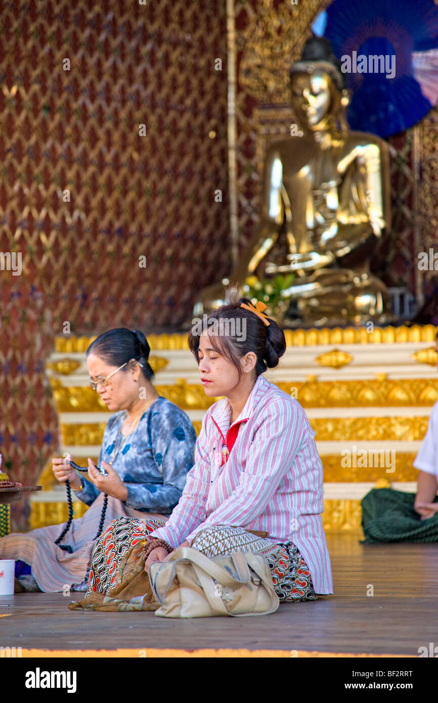 People praying at Shwedagon Paya, Yangoon, Myanmar Stock Photo - Alamy