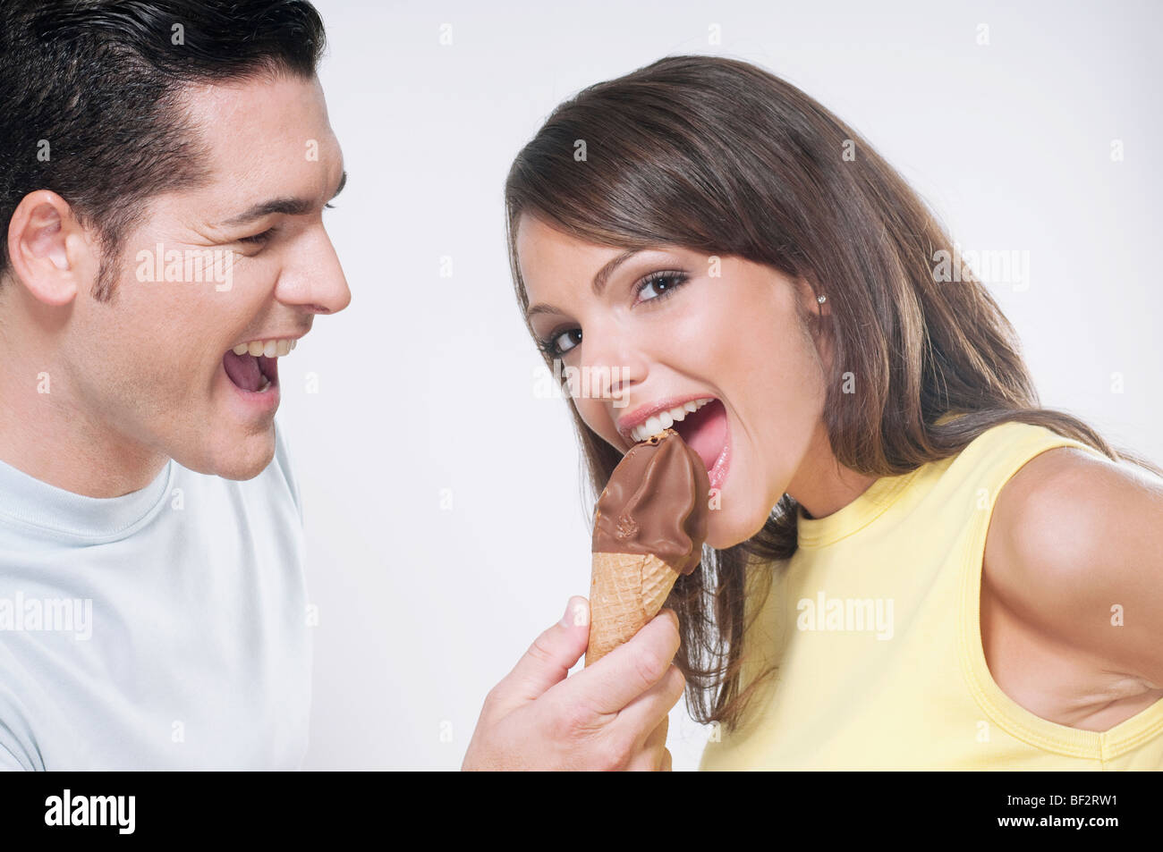 Couple sharing an ice cream cone Stock Photo - Alamy