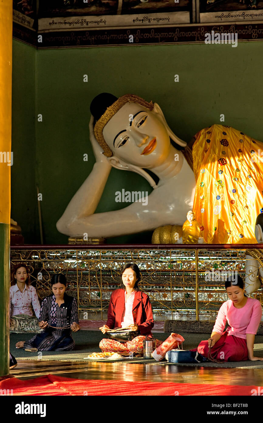 People praying at Shwedagon Paya, Yangoon, Myanmar Stock Photo - Alamy