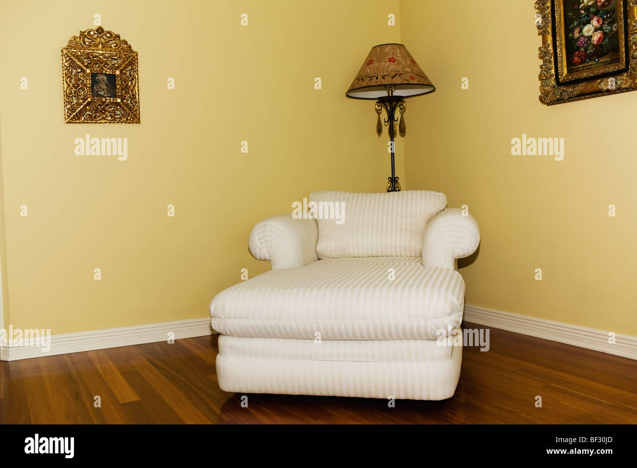 Chaise longue in a living room Stock Photo - Alamy