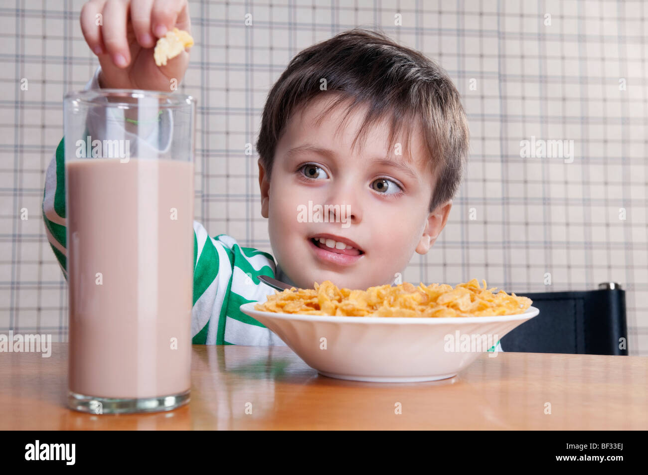 Dropping glass hi-res stock photography and images - Alamy