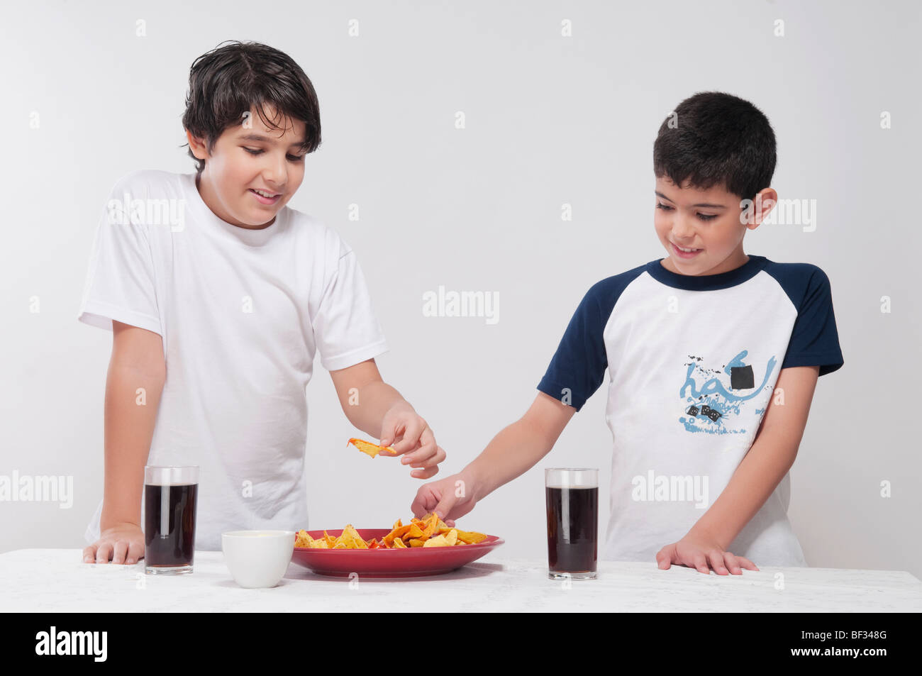 Boys sharing drink hi-res stock photography and images - Alamy