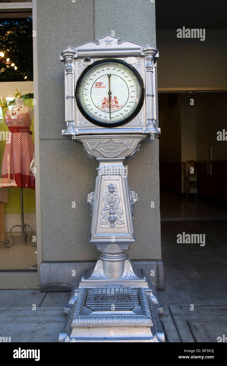 Coin operated scale Stock Photo - Alamy