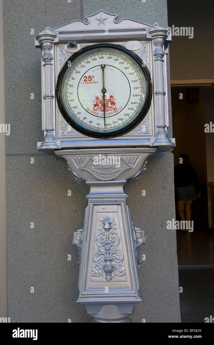 Coin weight scale hi-res stock photography and images - Alamy