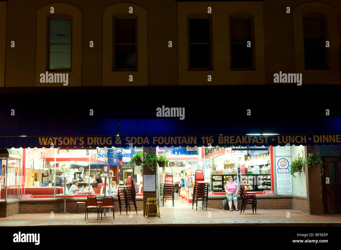 Retro drug store soda fountain counter hi-res stock photography and ...