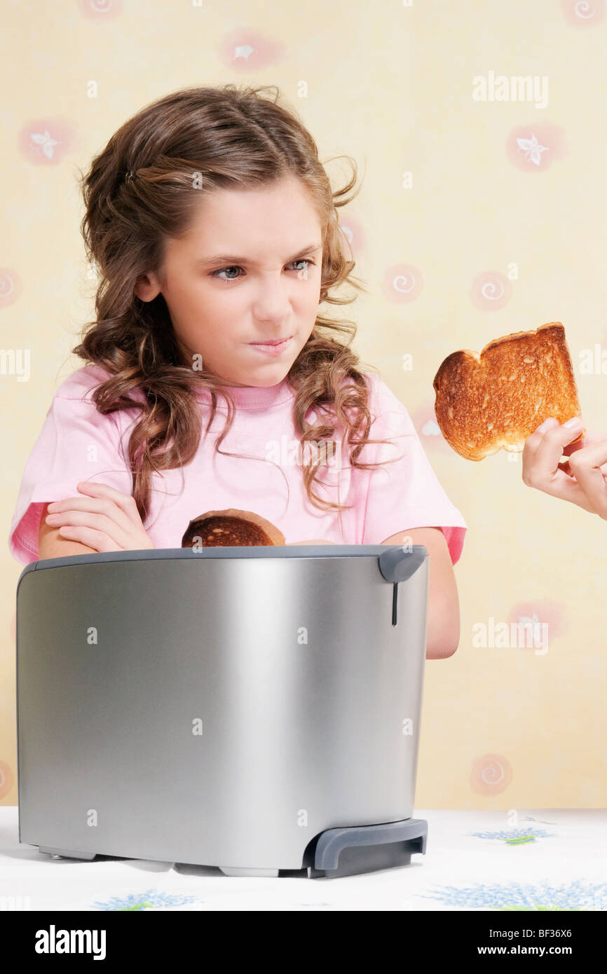 Woman giving her daughter a burnt toast hi-res stock photography and ... Woman giving her daughter a burnt toast hi-res stock photography and ...