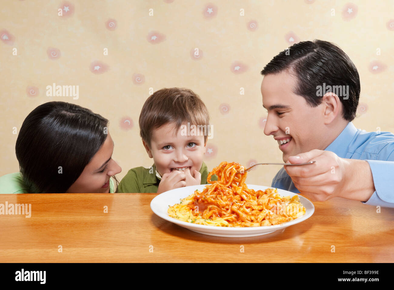 Family sharing fettuccine pasta Stock Photo - Alamy