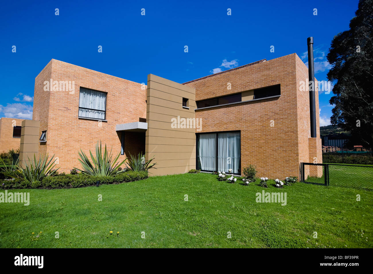 Lawn in front of a house Stock Photo - Alamy