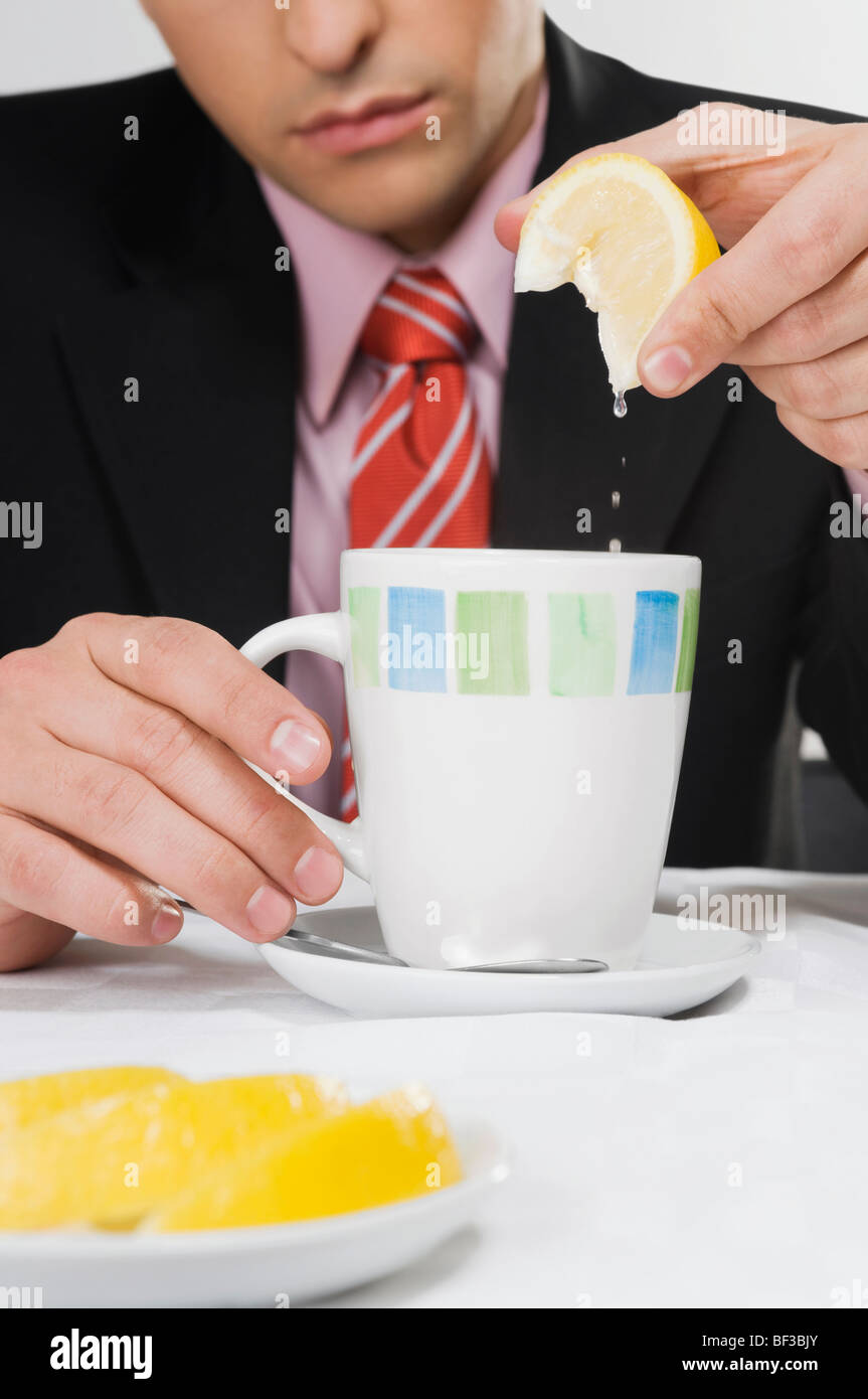 Squeezing a lemon hi-res stock photography and images - Alamy