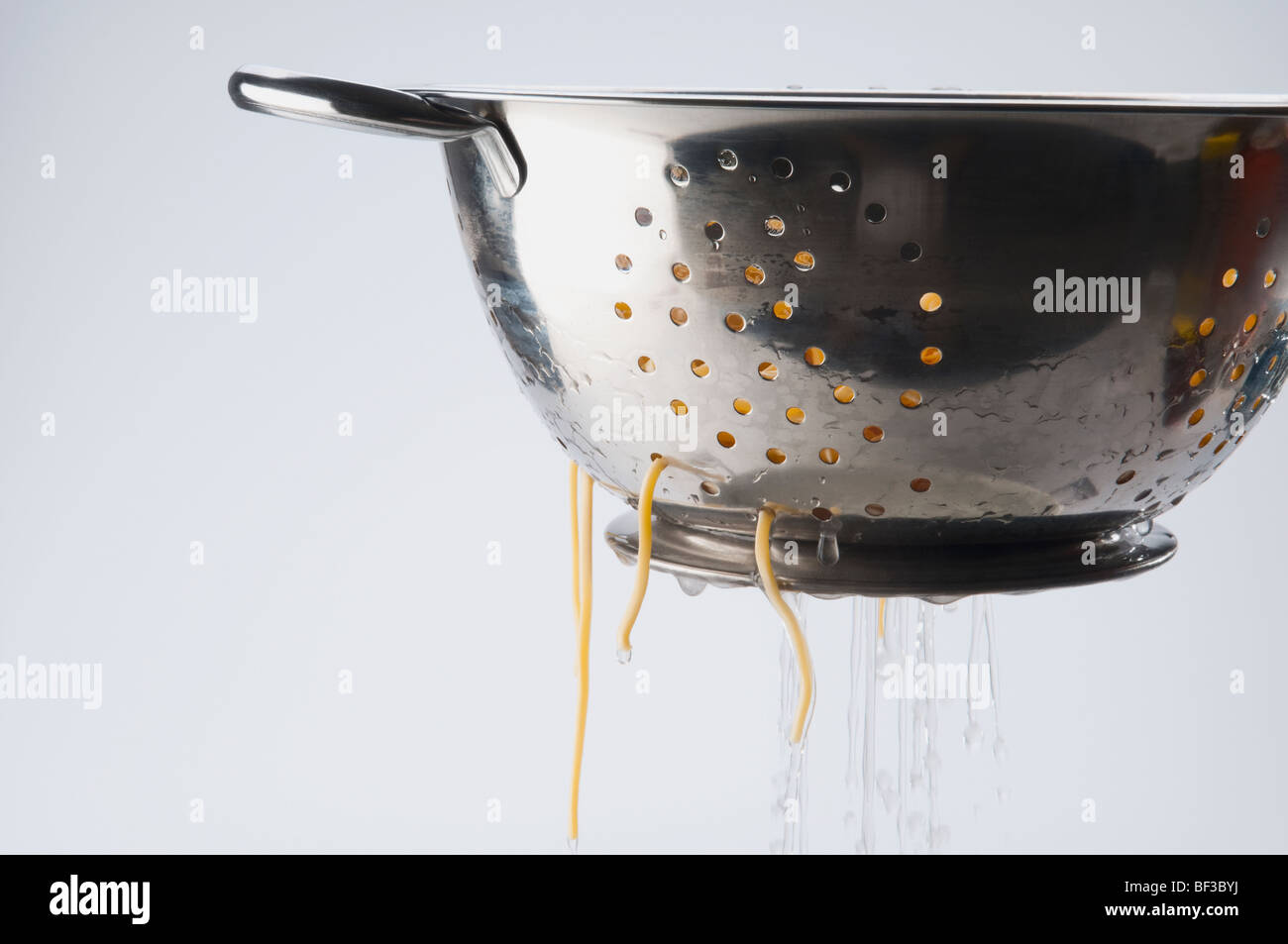 Boiled spaghetti in a strainer hi-res stock photography and images - Alamy