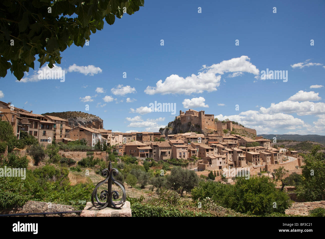 Spain, Alquezar - View of the village and castle Stock Photo - Alamy