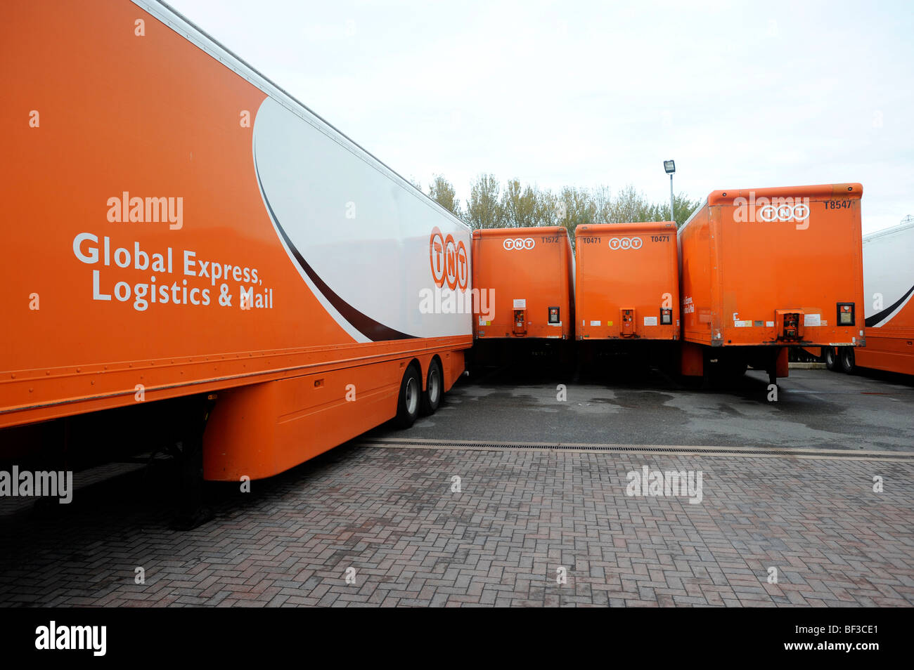 Tnt express hi-res stock photography and images - Alamy