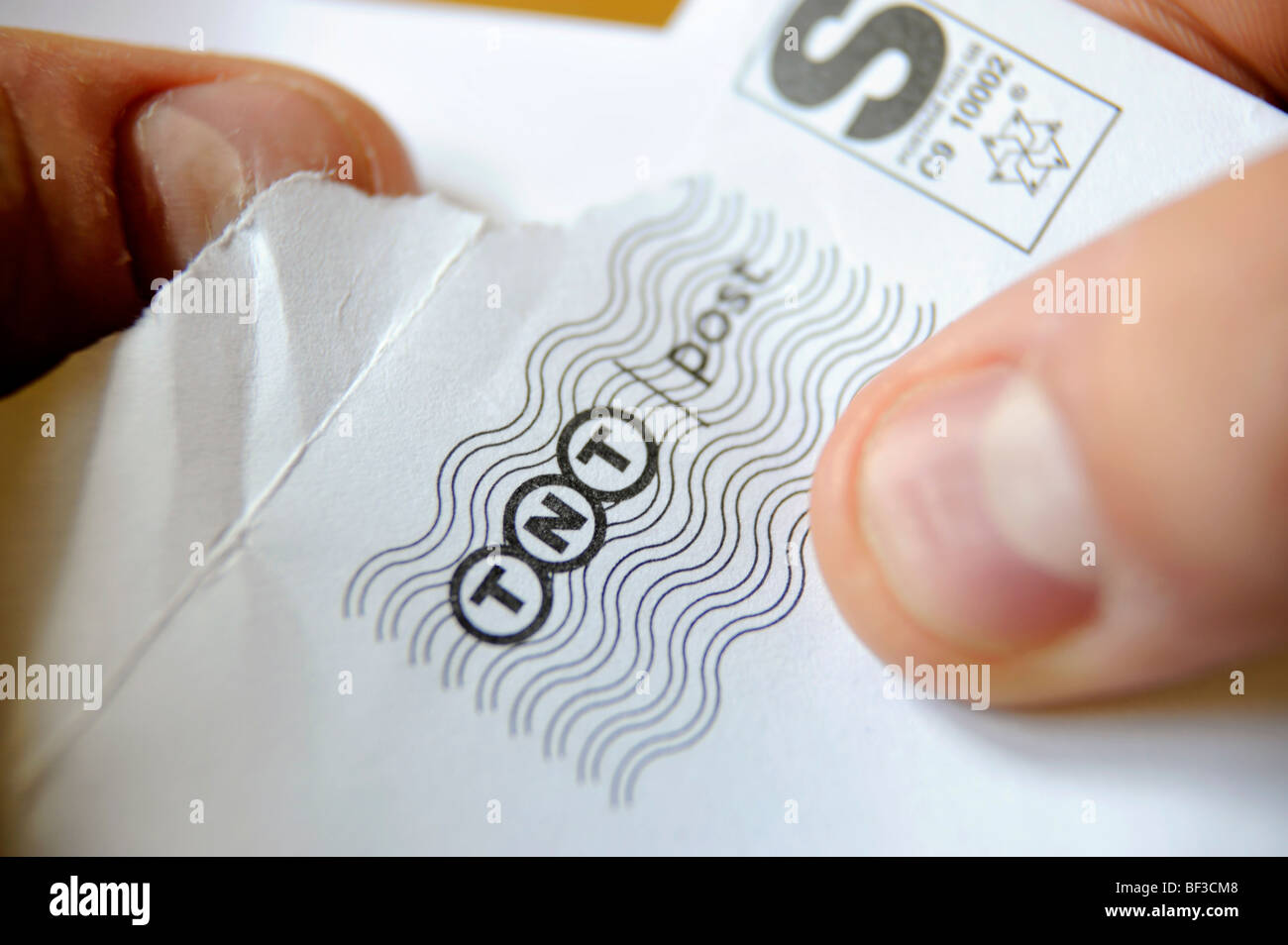 A man opens a letter delivered by TNT Stock Photo - Alamy
