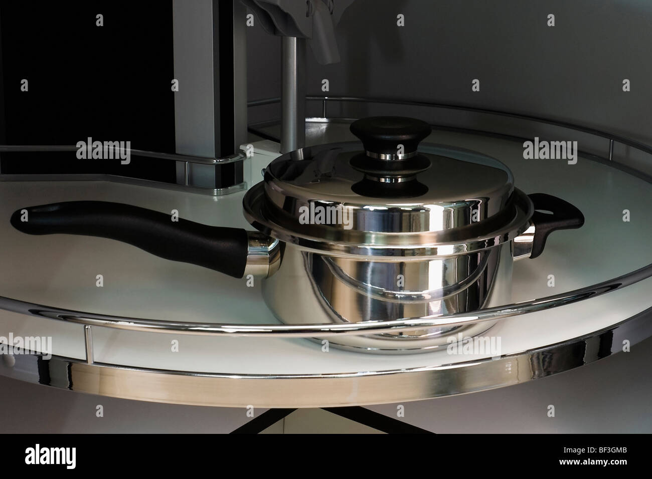 Saucepan stand hi-res stock photography and images - Alamy