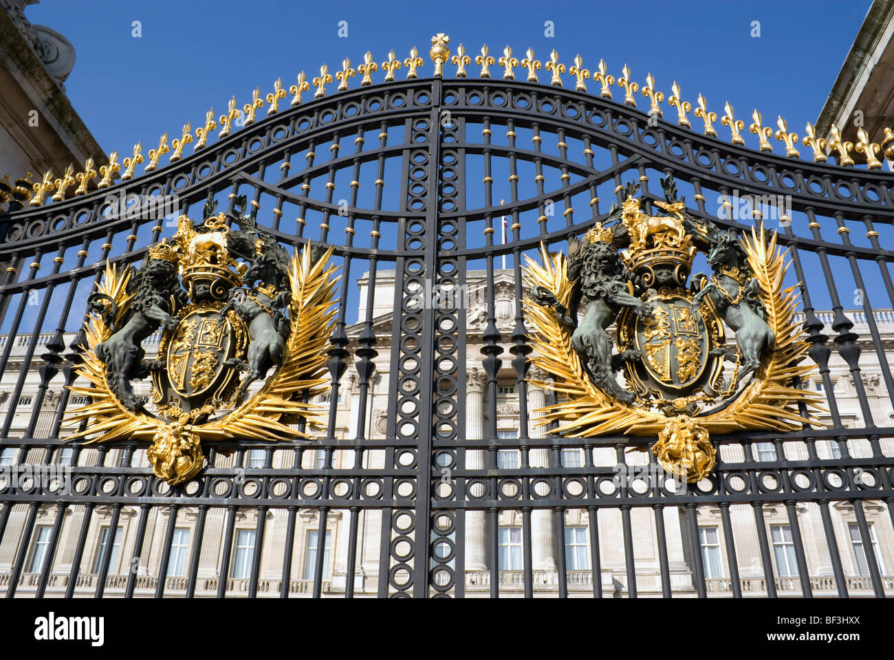 Buckingham palace gates hi-res stock photography and images - Alamy
