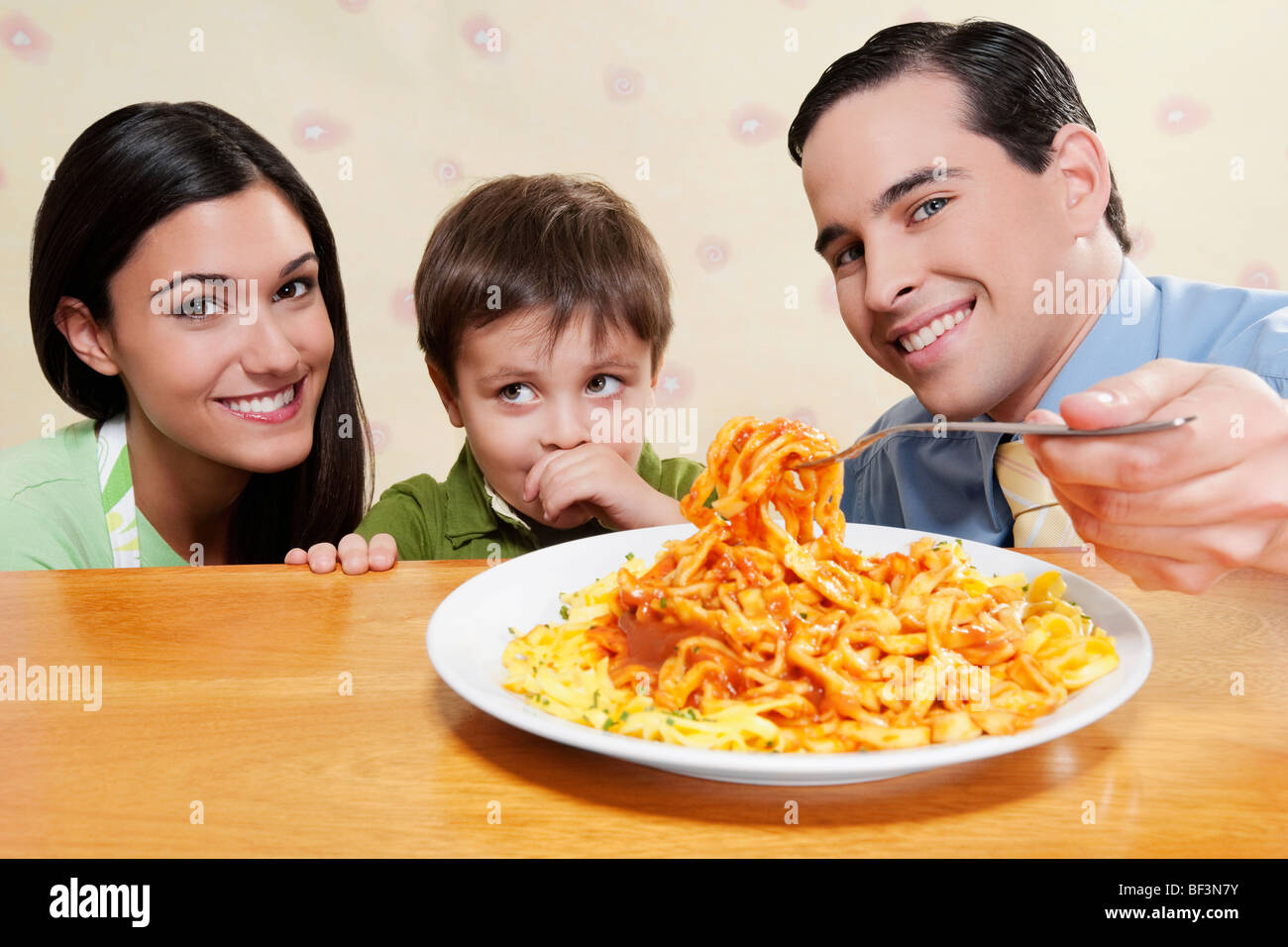 Family sharing fettuccine pasta Stock Photo - Alamy