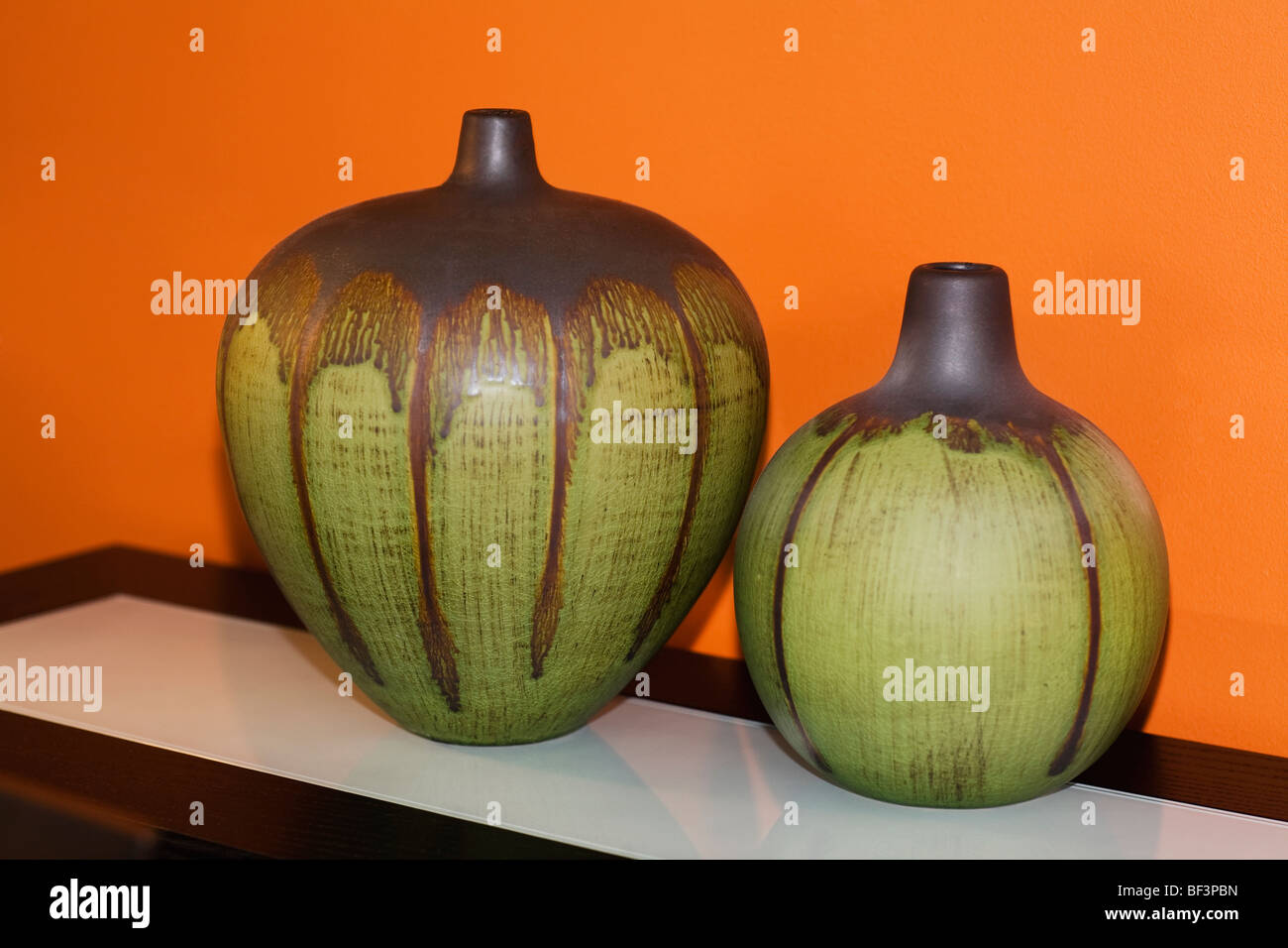Two vases decorated hi-res stock photography and images - Alamy