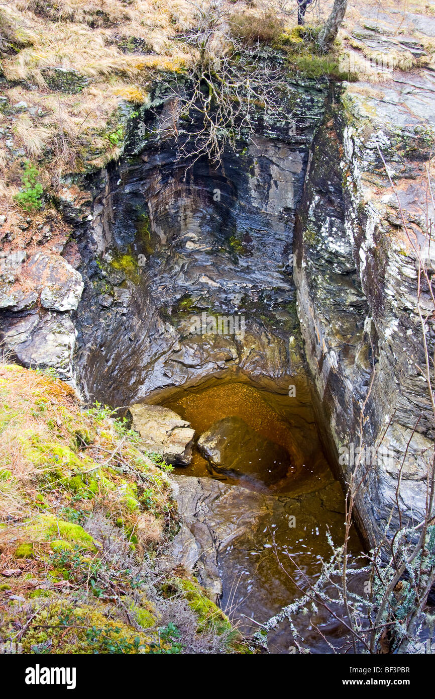 The Linn of Dee flowing through the gorge in Glen Lui Cairngorm ...