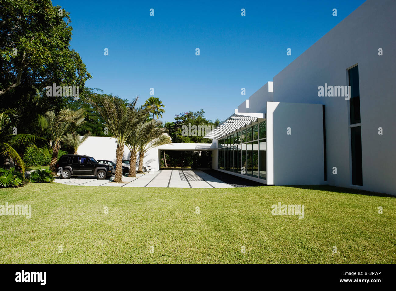 Cars parked in the driveway of a house Stock Photo - Alamy