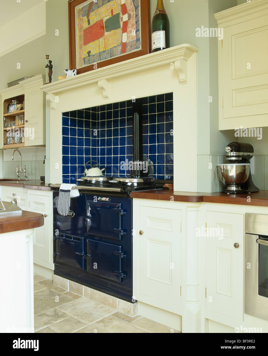 Interiors kitchen aga traditional hi-res stock photography and images ...