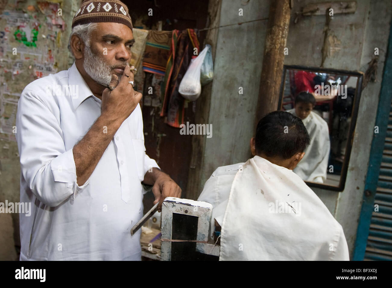 Street haircut india hi-res stock photography and images - Alamy