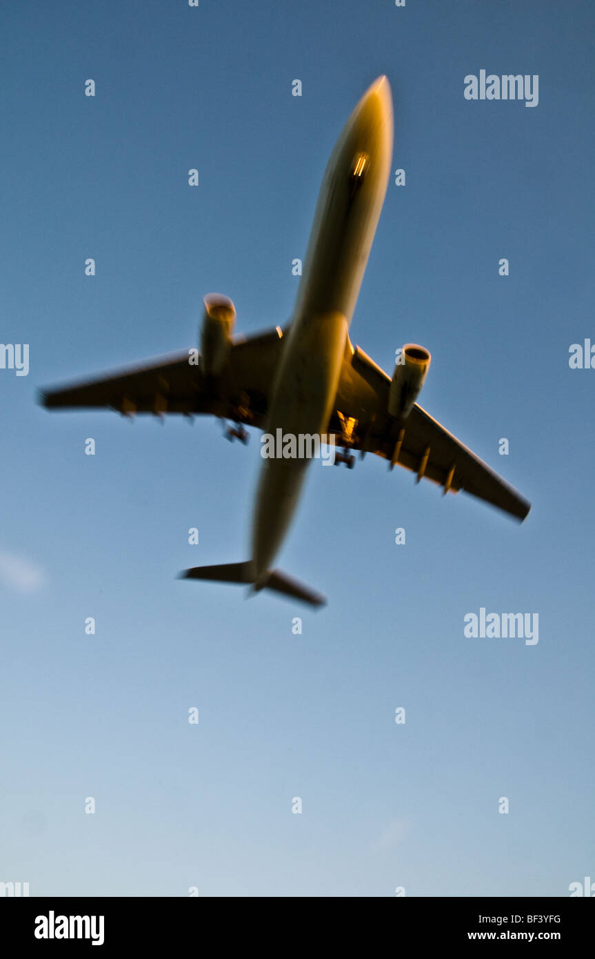 Overhead flying aircraft landing sunset hi-res stock photography and ...