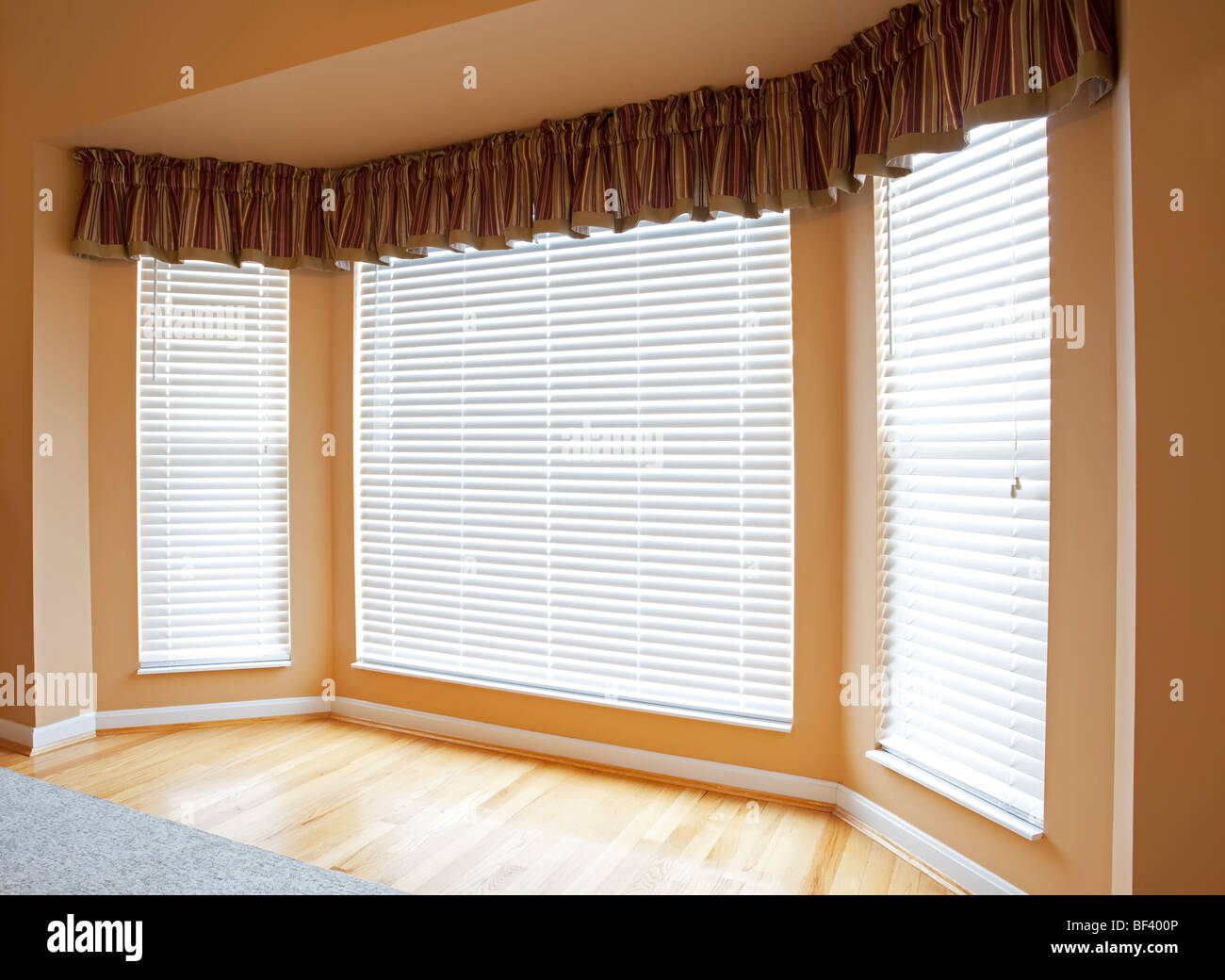 Bay window house hi-res stock photography and images - Alamy