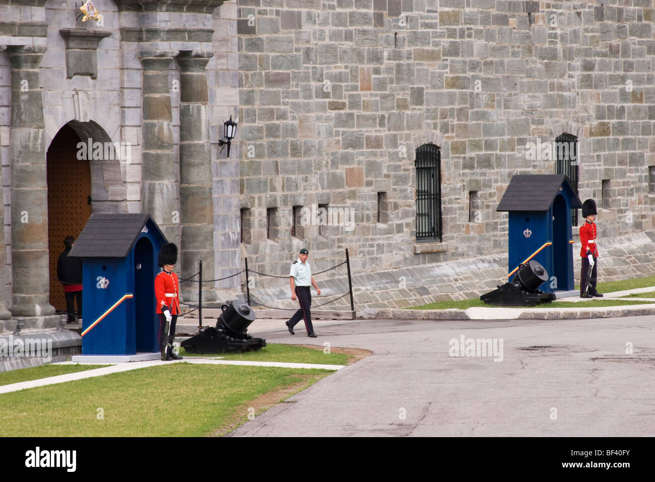Guards at the fort in Quebec City, Canada. Citadel honor guard 22e ...