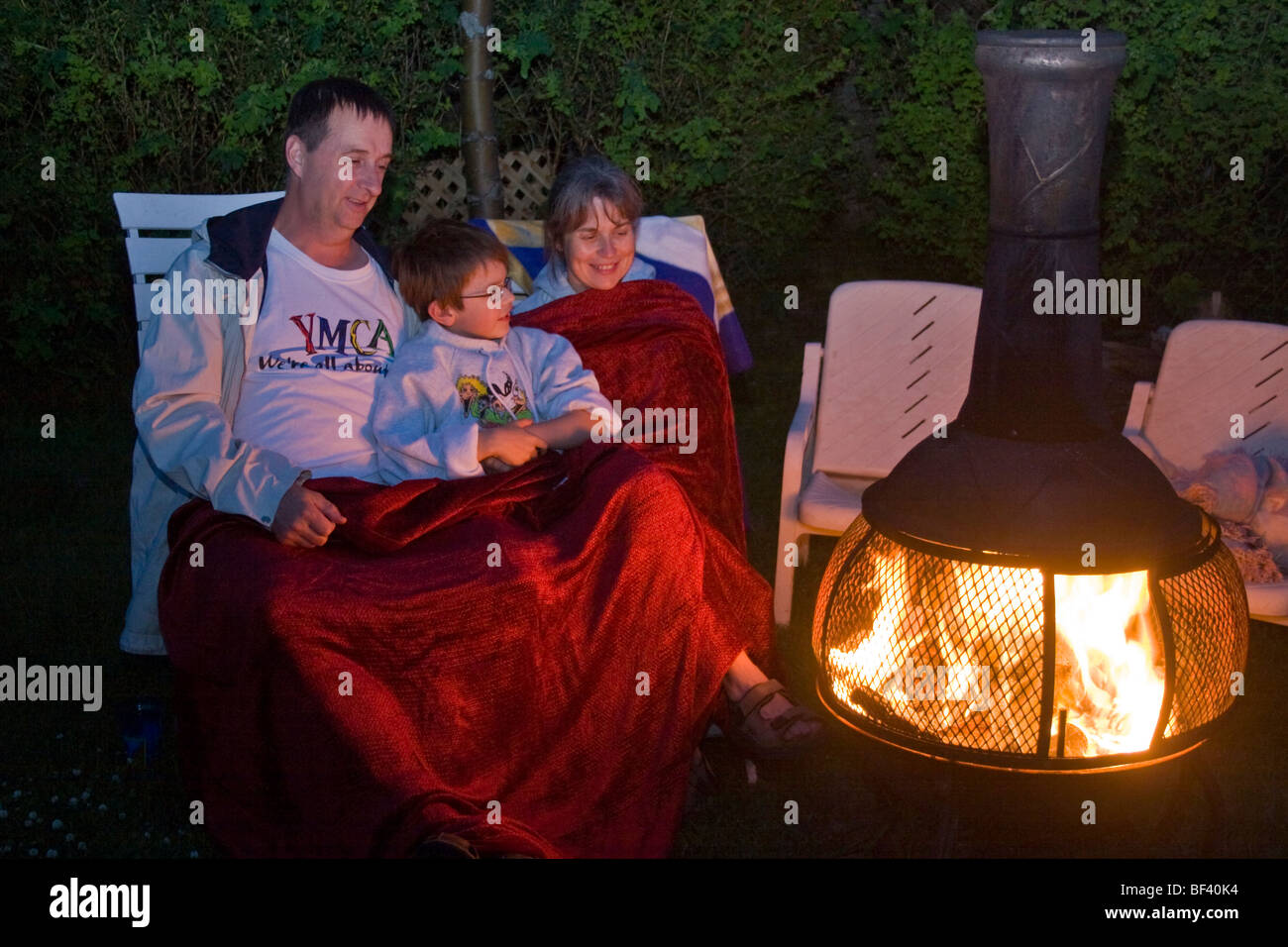 Family sitting around fire hi-res stock photography and images - Alamy