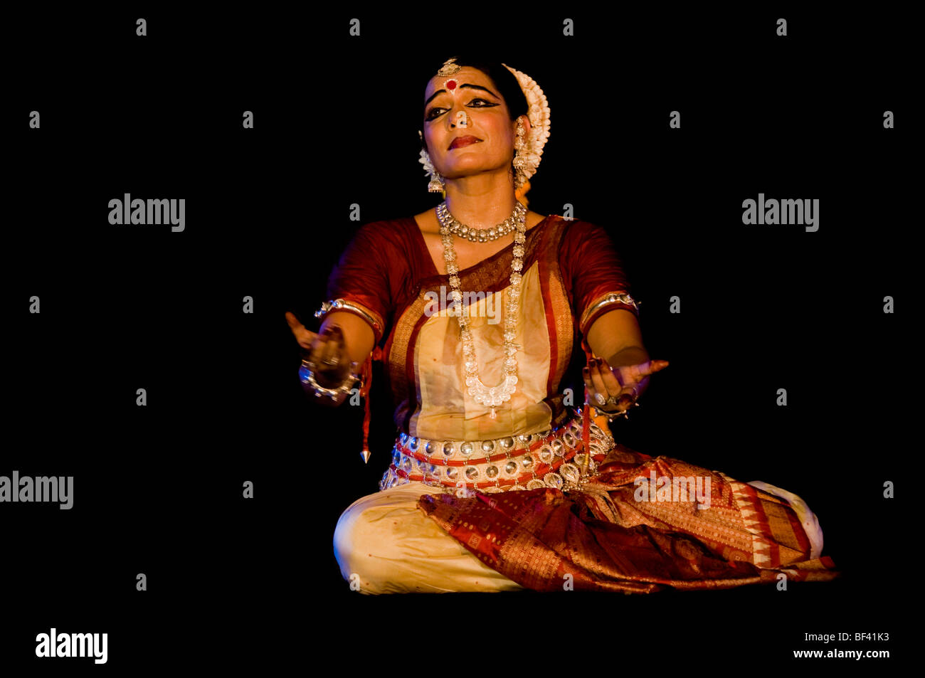 India dance performance Stock Photo - Alamy