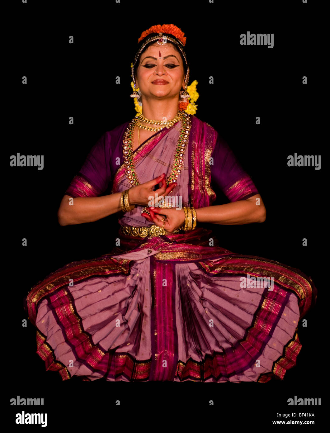India dance performance Stock Photo - Alamy
