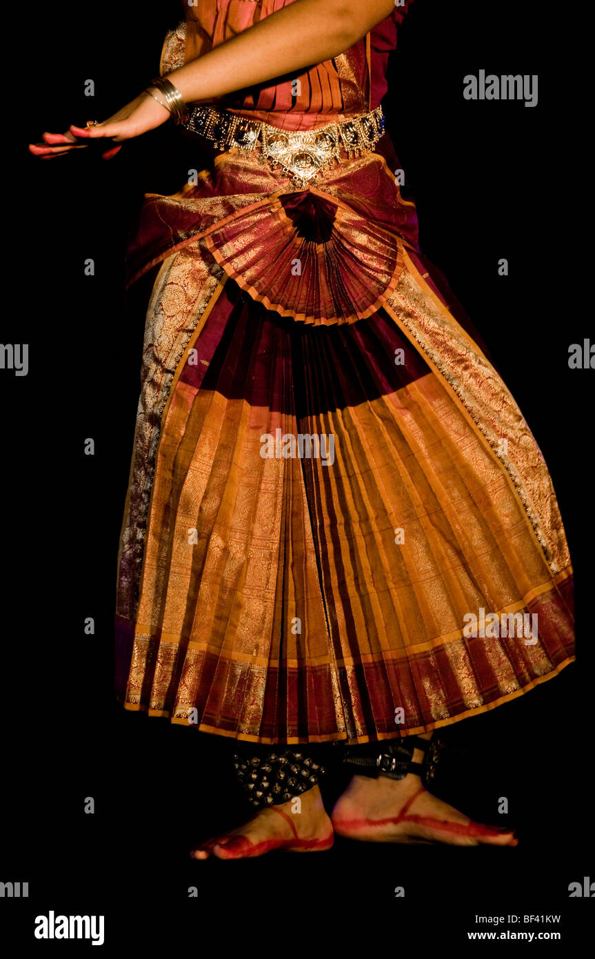 India dance performance Stock Photo - Alamy