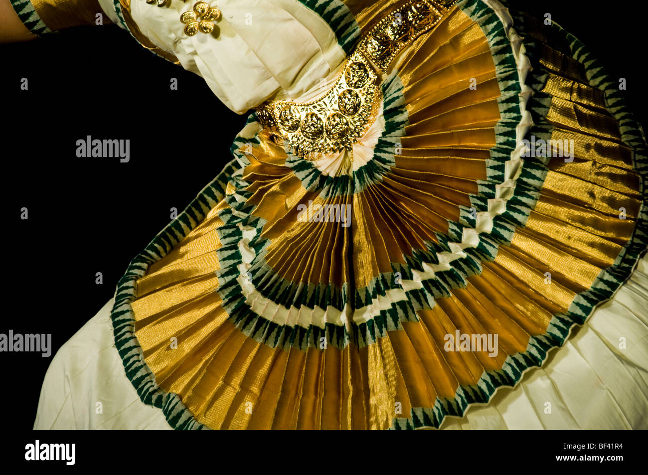 India dance performance Stock Photo - Alamy