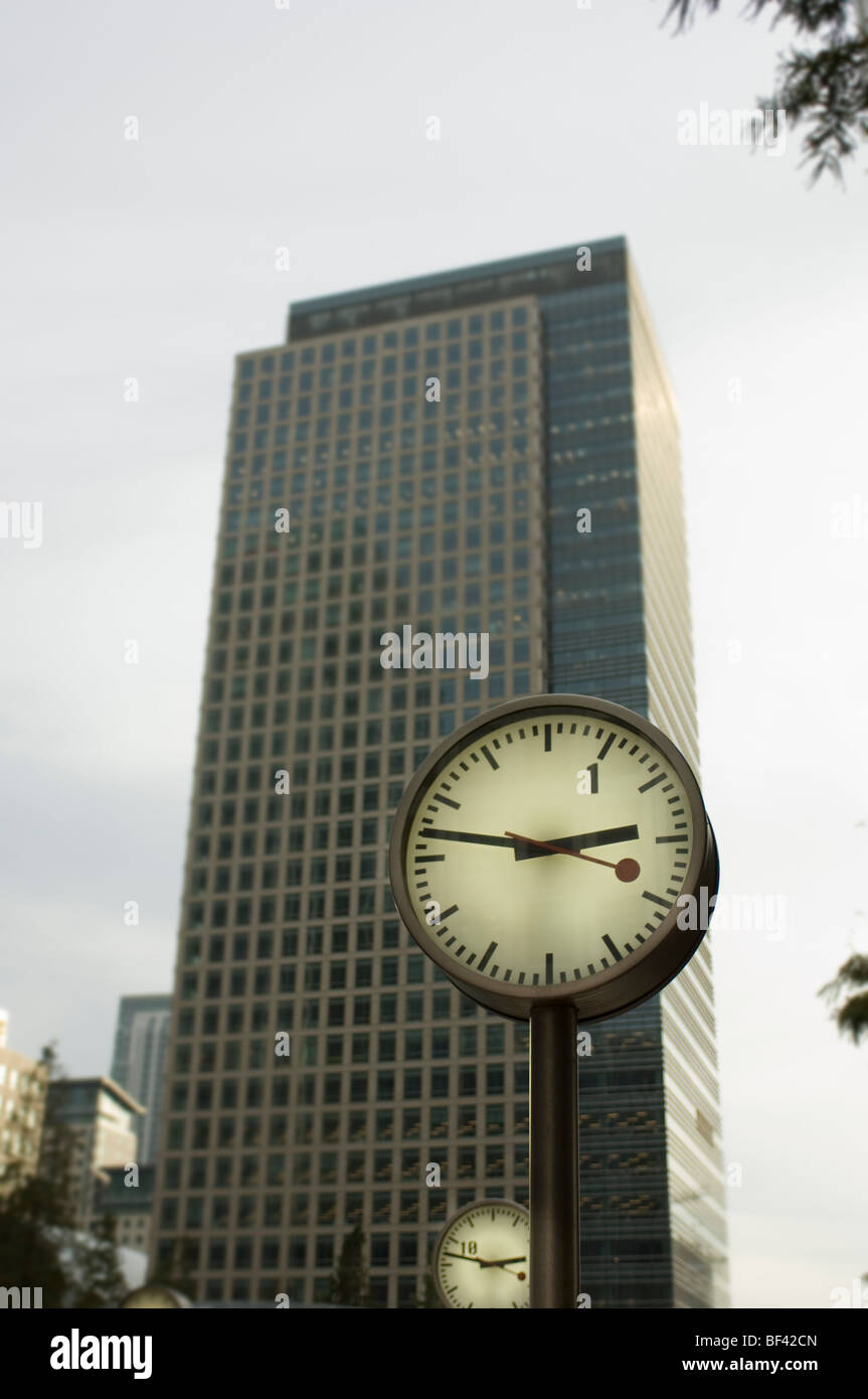 Clock and office building, Canary Wharf, London Stock Photo - Alamy
