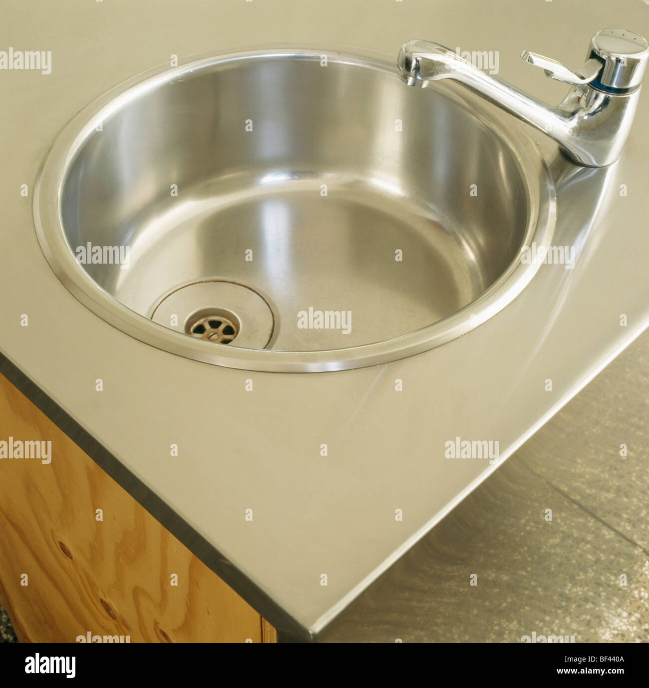 Circular sinks hi-res stock photography and images - Alamy