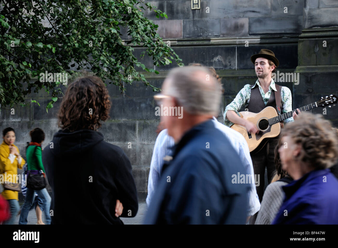 street performer performance artist edinburgh fringe festival art arts ...