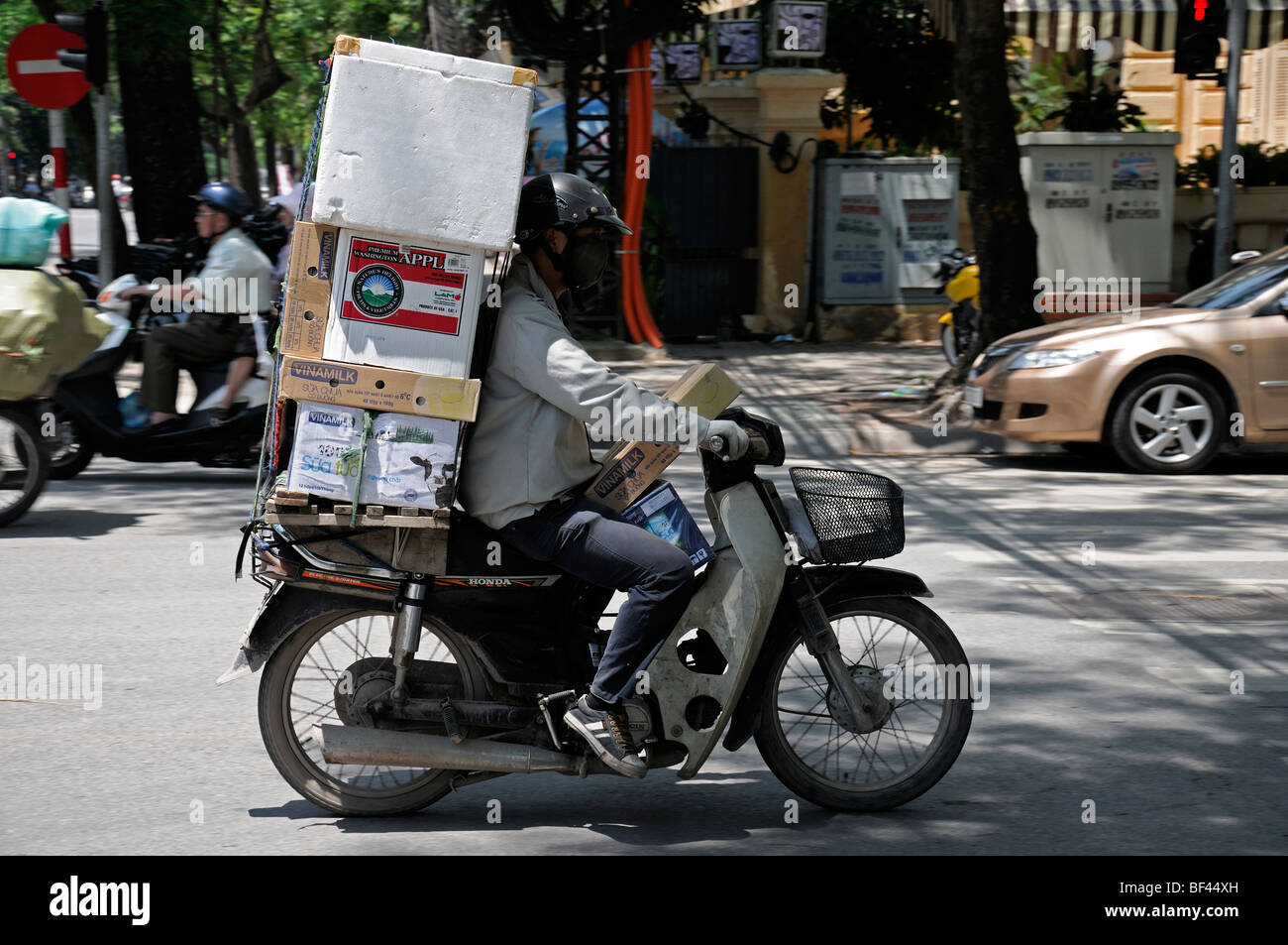 Man carry carrying heavy load hi-res stock photography and images - Alamy