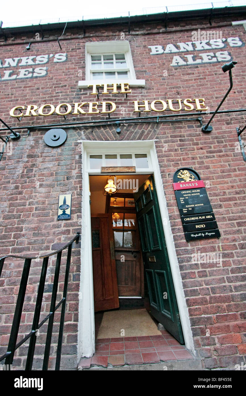 Crooked house pub hi-res stock photography and images - Alamy