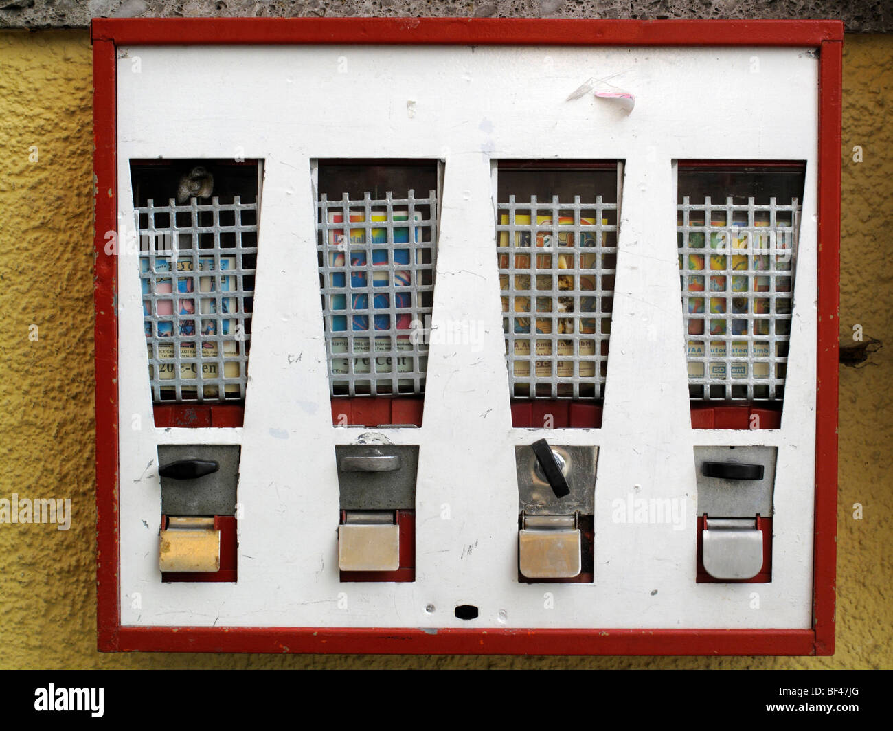 A vending machine for sweets or candy Stock Photo - Alamy