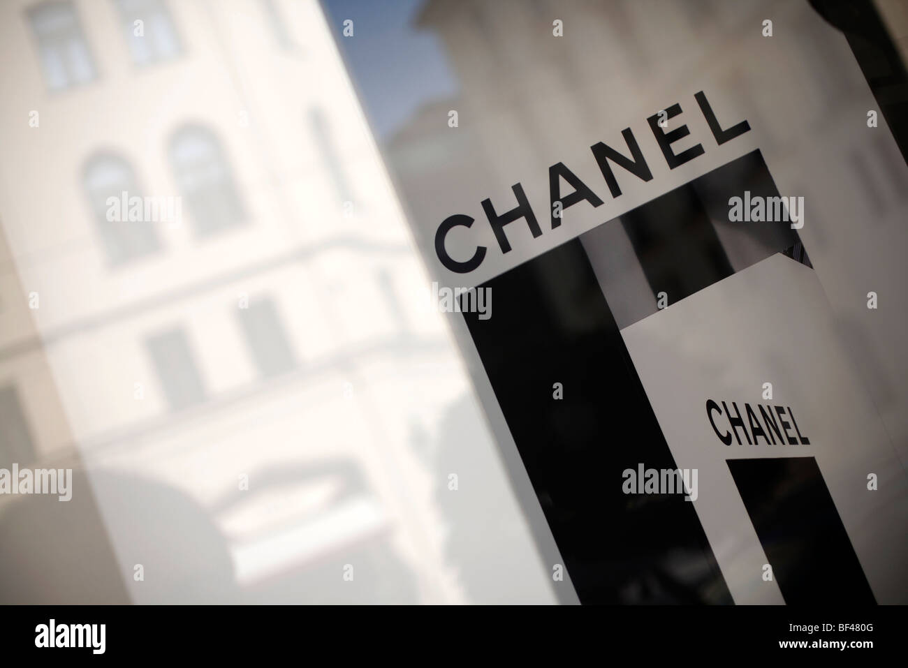 Chanel shop front window hi-res stock photography and images - Alamy
