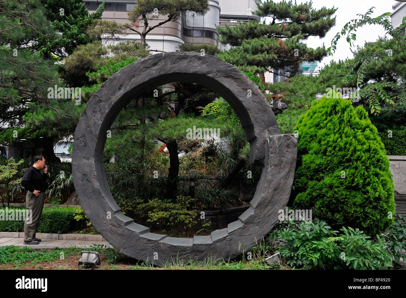 Sculpture of a circle hi-res stock photography and images - Alamy