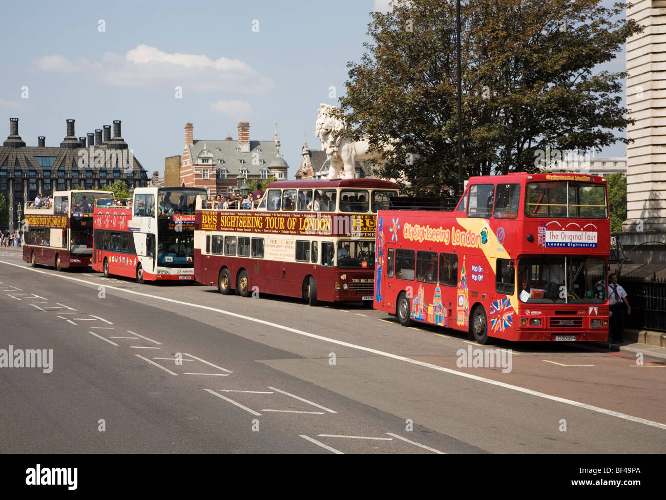 Buses in a line hi-res stock photography and images - Alamy