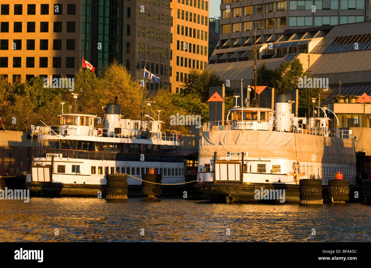 Toronto Island ferry docks Stock Photo - Alamy