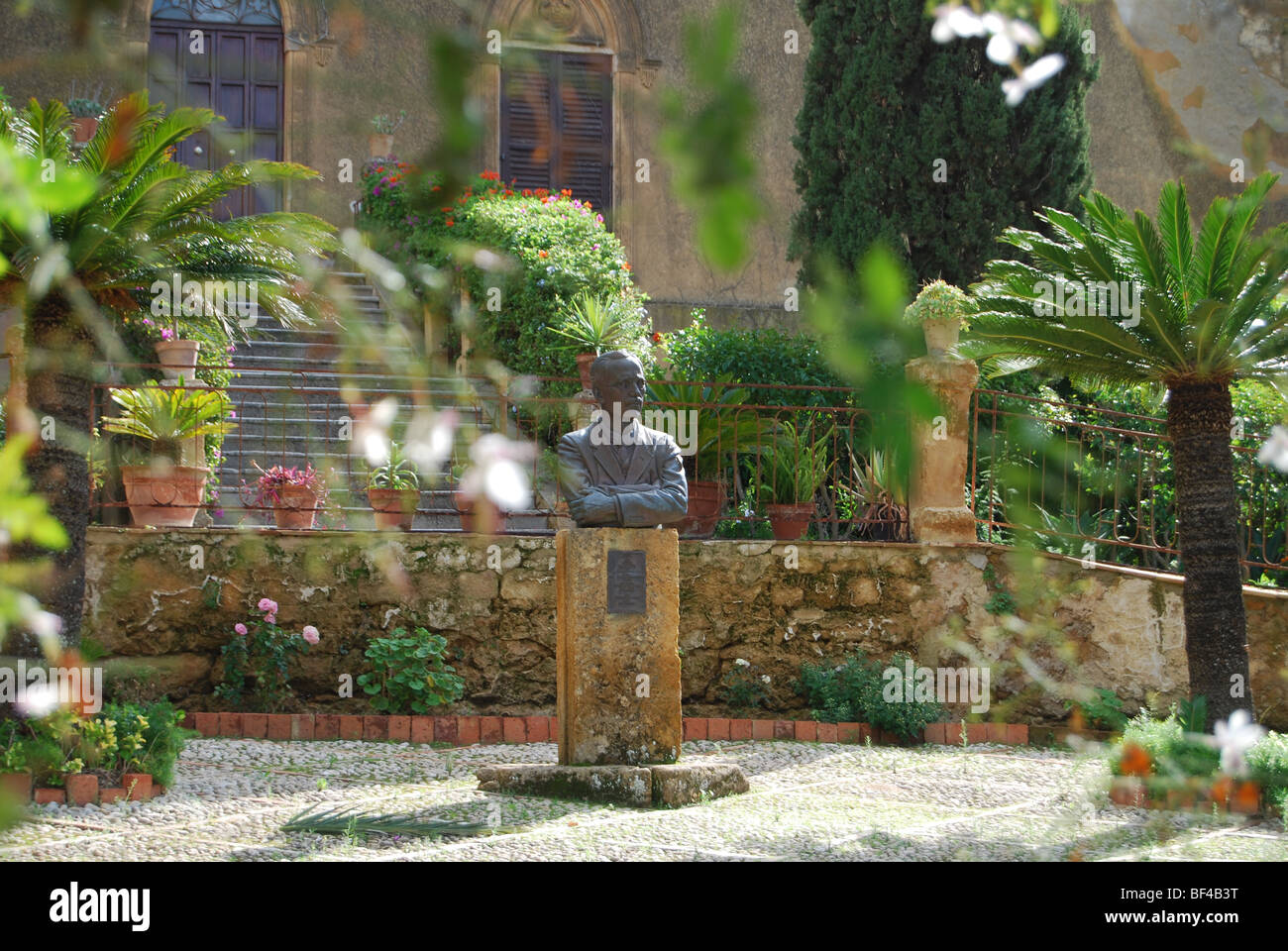 Bronze statue of Alexander Hardcastle - Villa Aurea, Valley of the ...