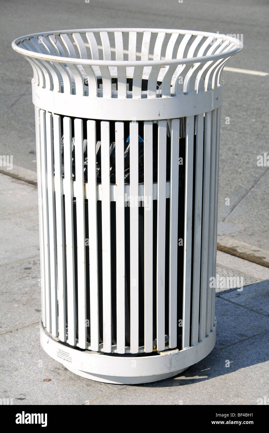 Nyc trash hi-res stock photography and images - Alamy