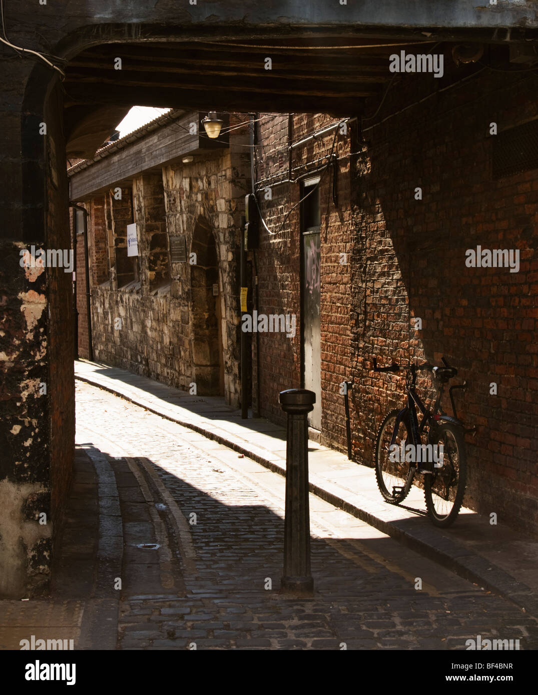 Brick alley york hi-res stock photography and images - Alamy